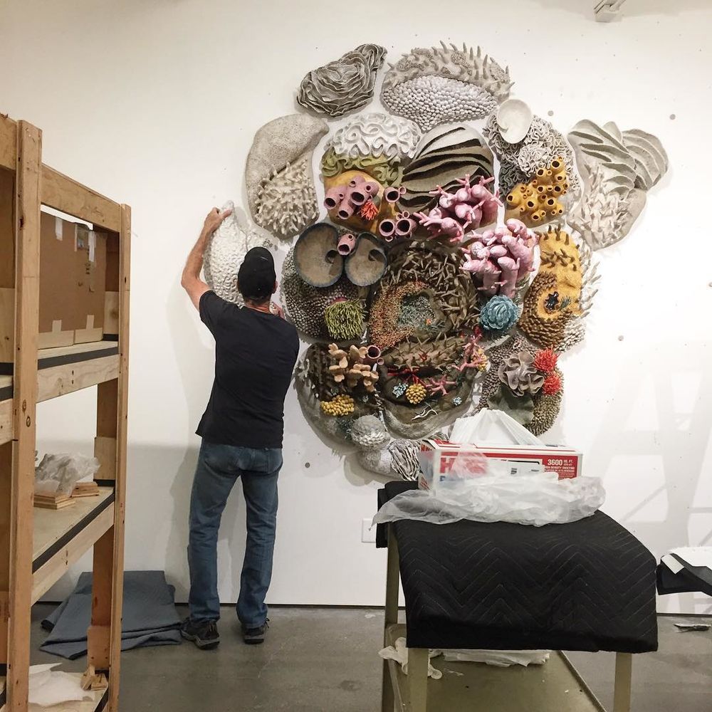 Море внутри: фарфоровые рифы художницы Courtney Mattison