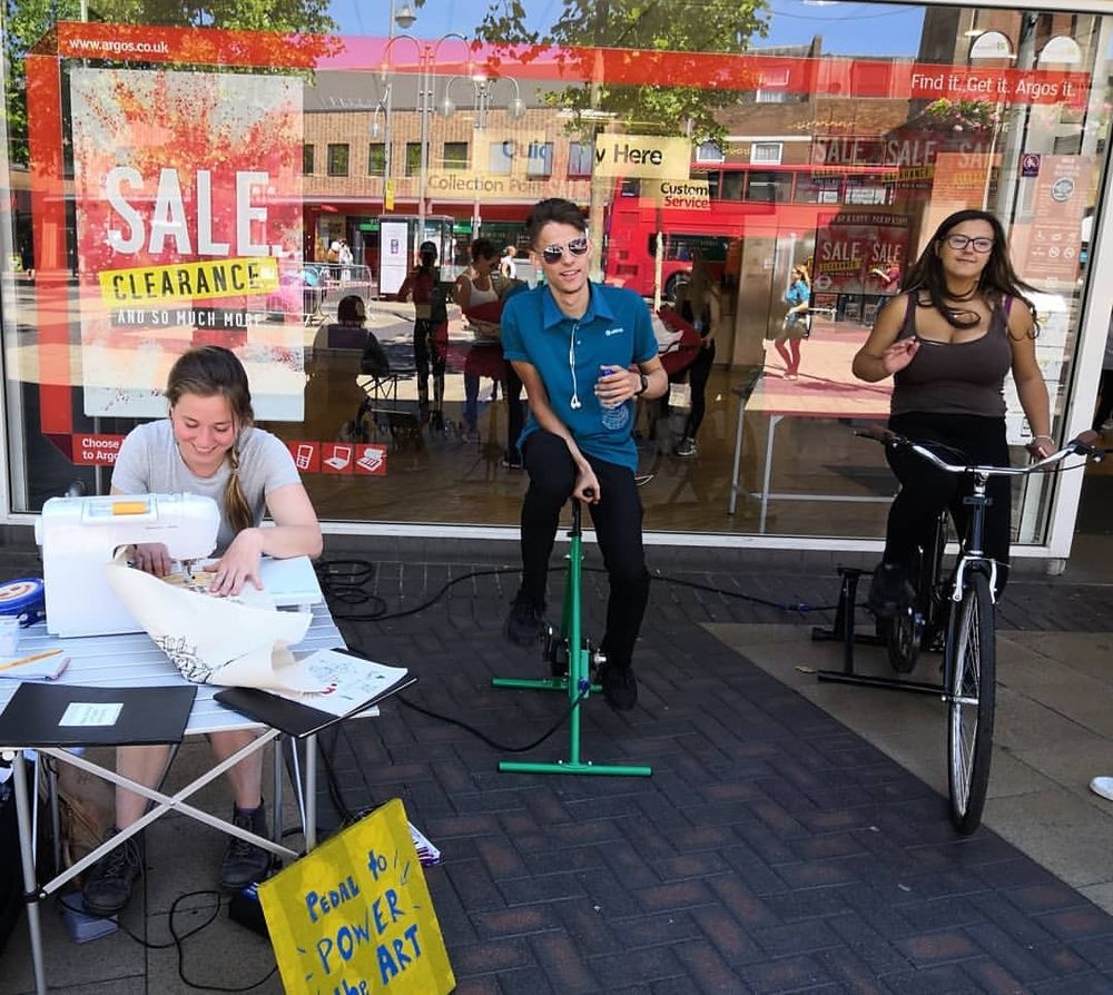 Художница Harriet Riddell и ее скетчинг на швейной машинке