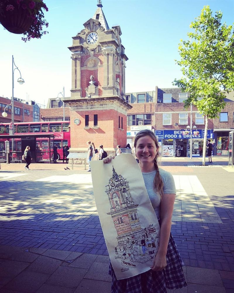 Художница Harriet Riddell и ее скетчинг на швейной машинке