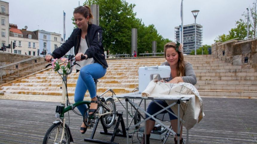 Художница Harriet Riddell и ее скетчинг на швейной машинке