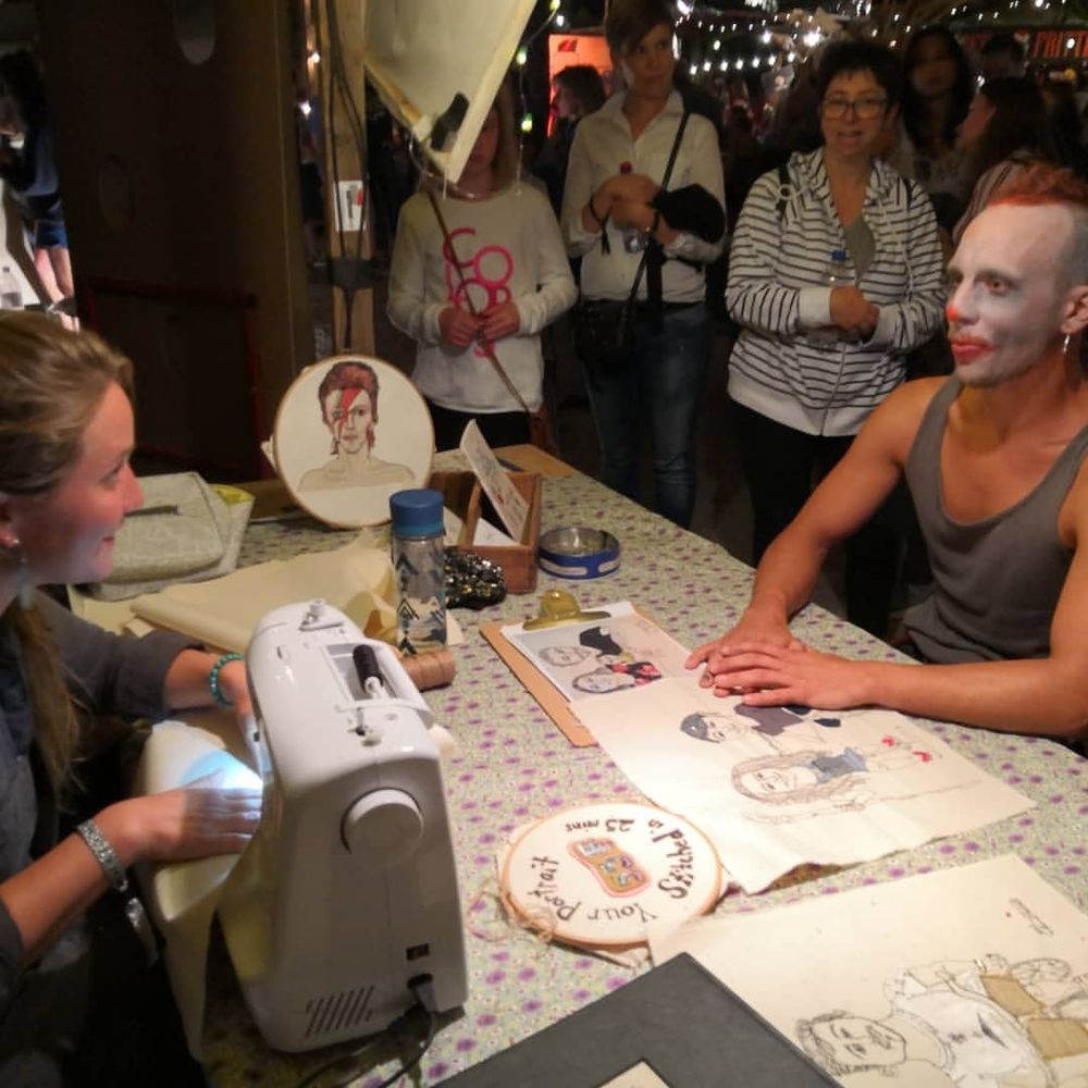 Художница Harriet Riddell и ее скетчинг на швейной машинке