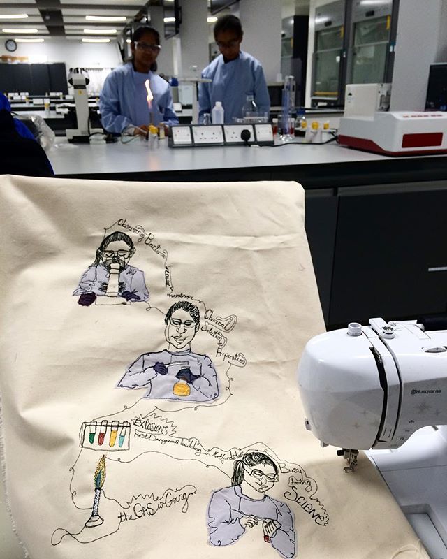 Художница Harriet Riddell и ее скетчинг на швейной машинке